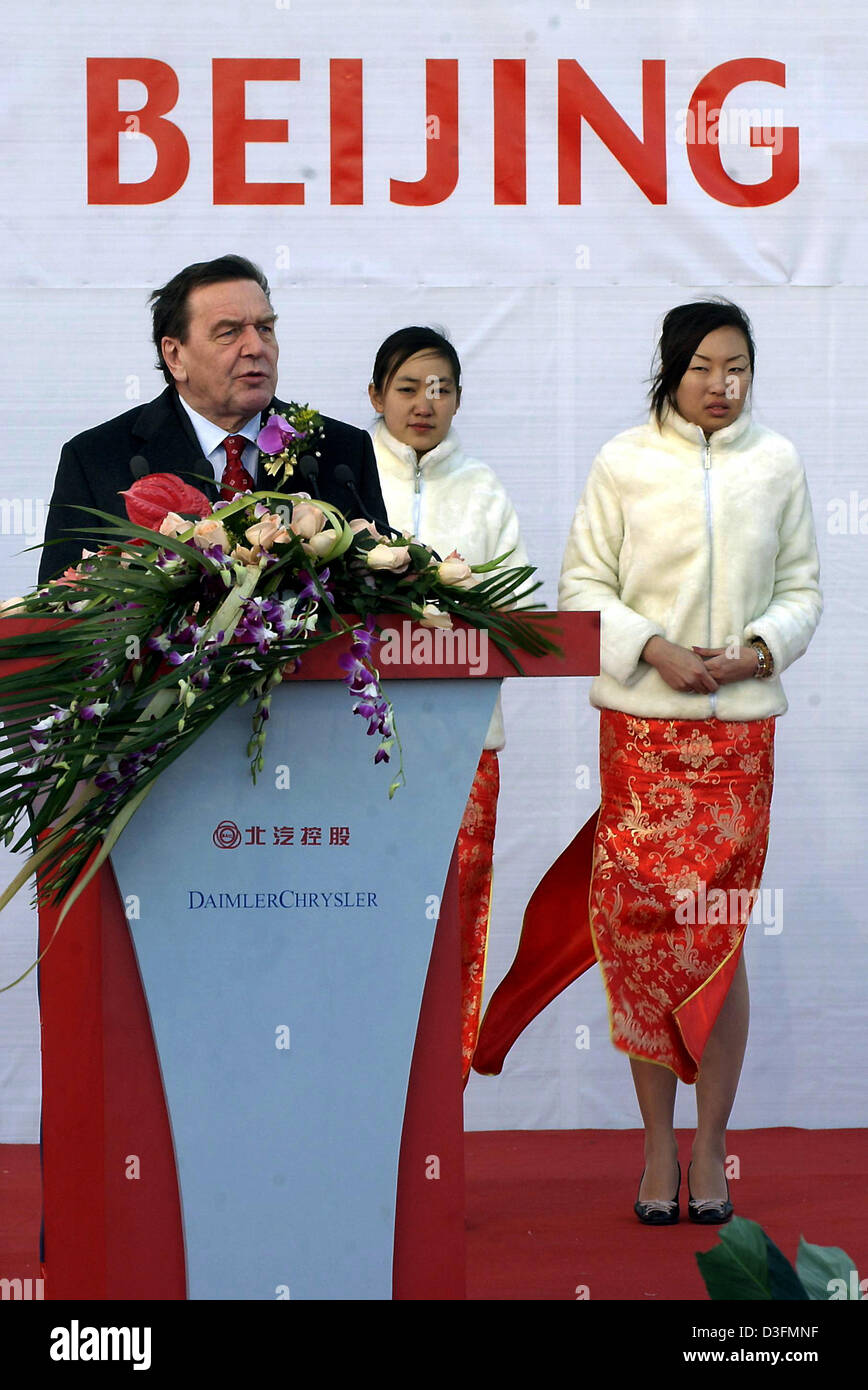 (dpa) - Two young Chinese women freeze while they listen to a speech by ...