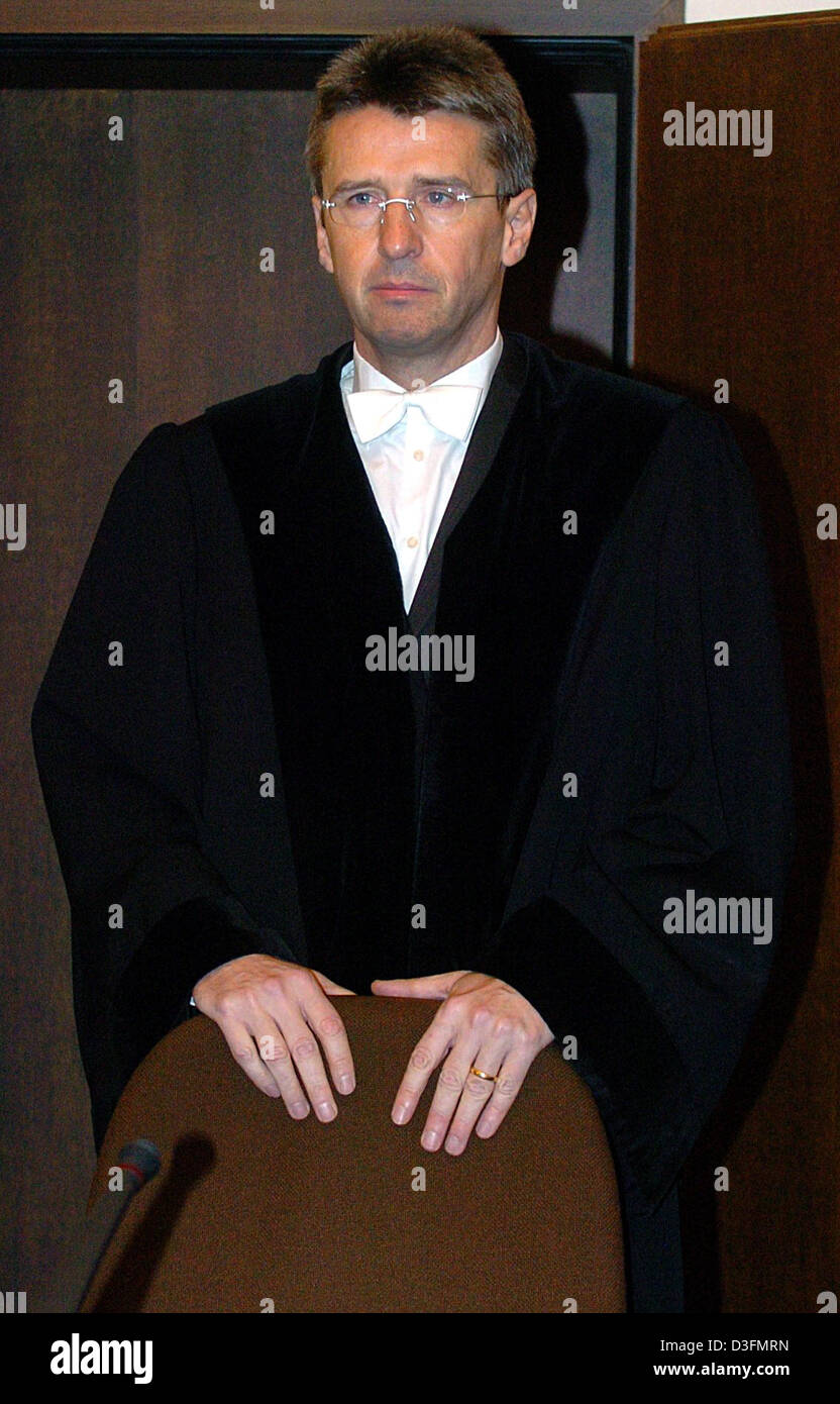 (dpa) - Presiding Judge Nikolaus Berger opens the trial against ...