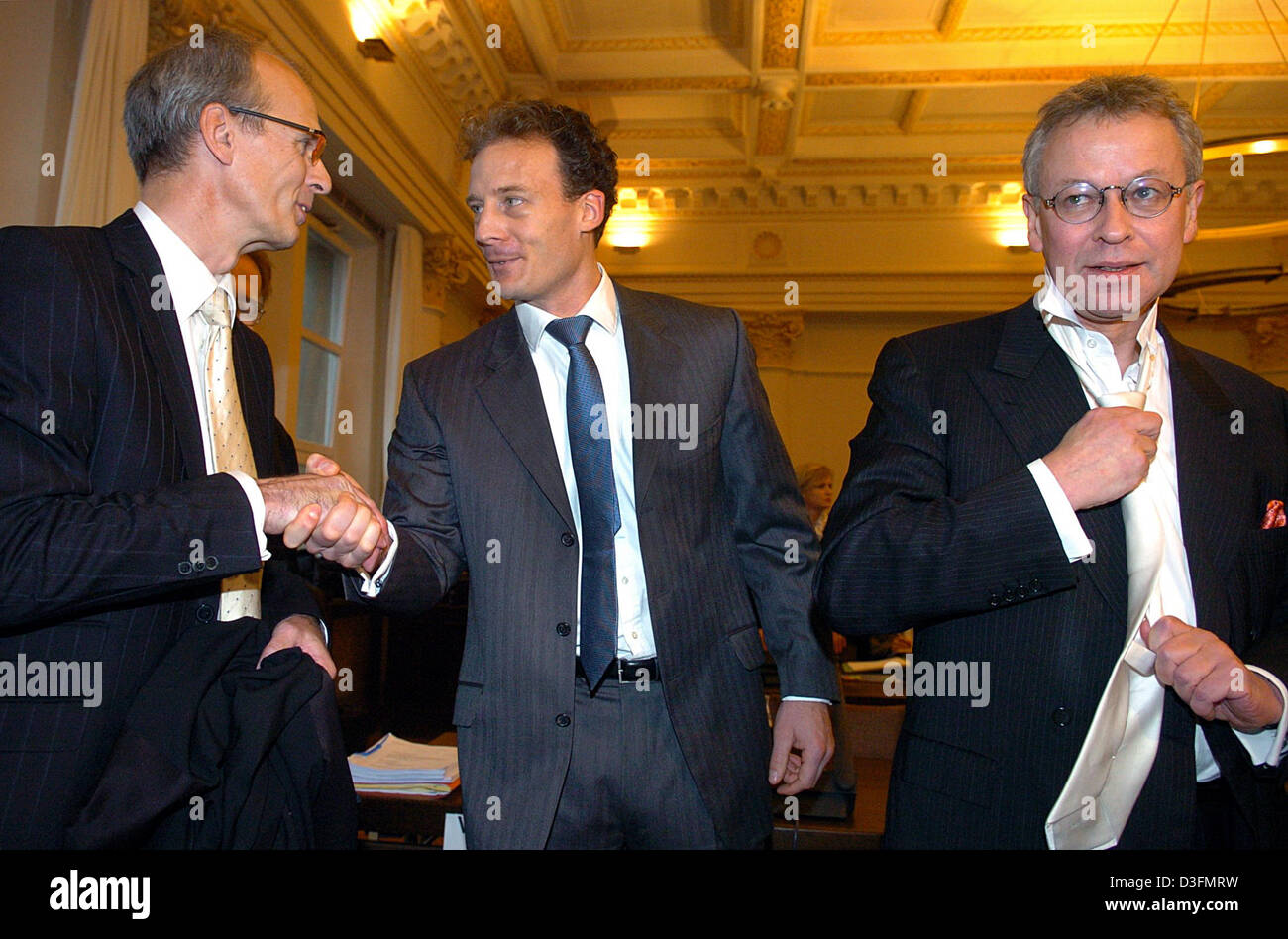 (dpa) - Internet entrepeneur Alexander Falk greets his lawyers Thomas ...