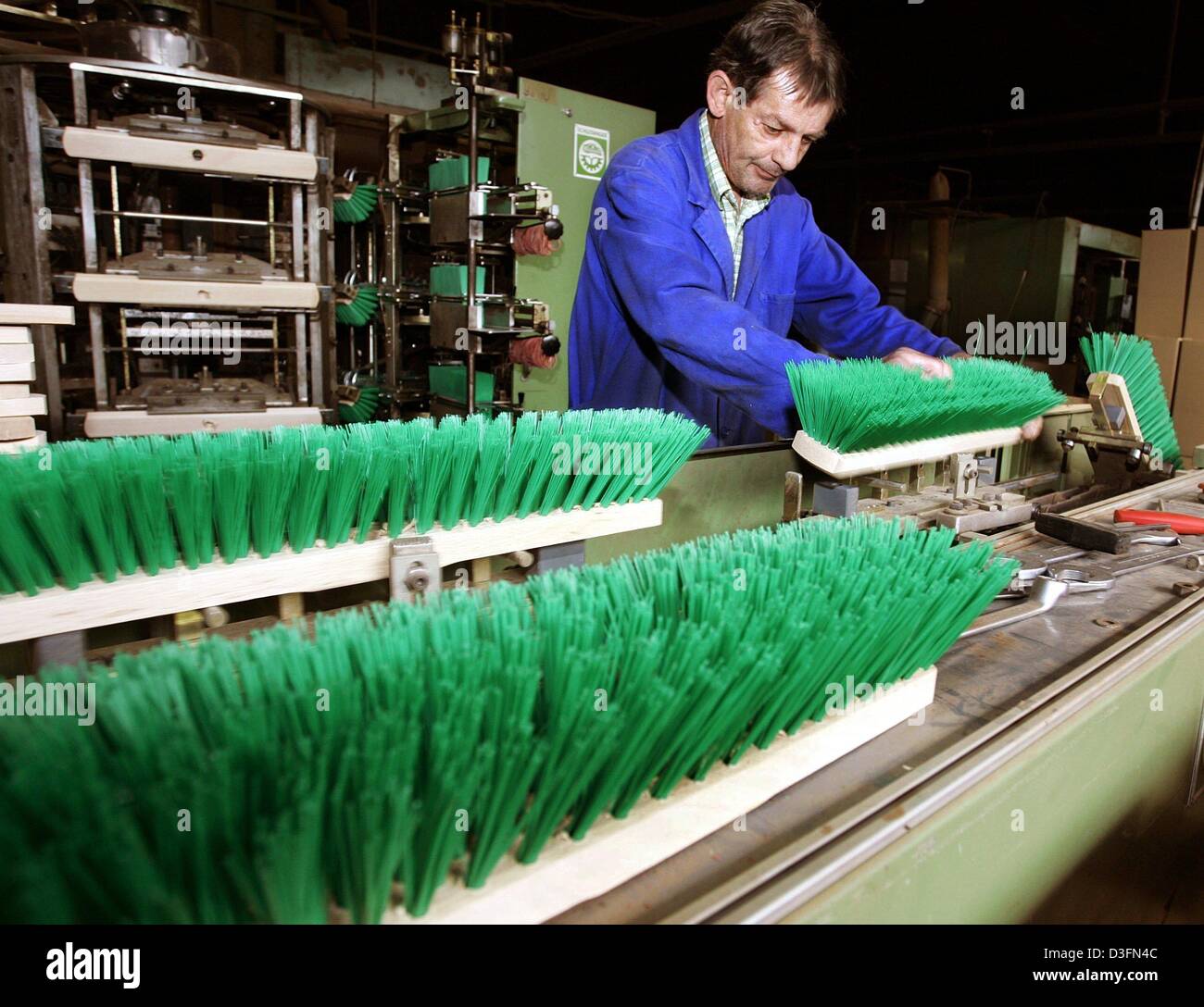 Brushmaking hi-res stock photography and images - Alamy
