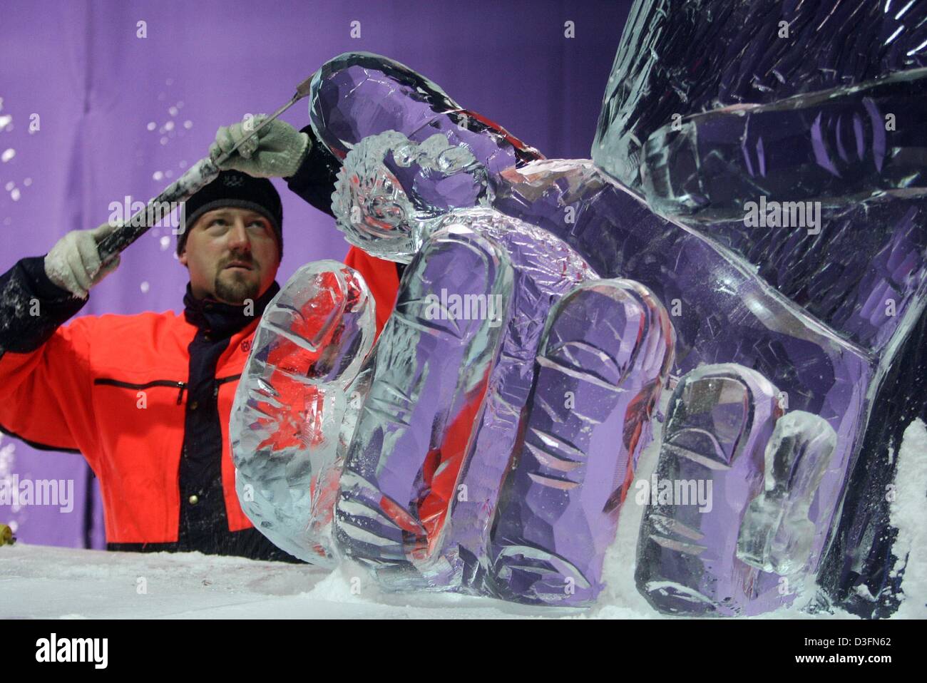 (dpa) - Ice artist Mark Davis from the United States works on a giant ...