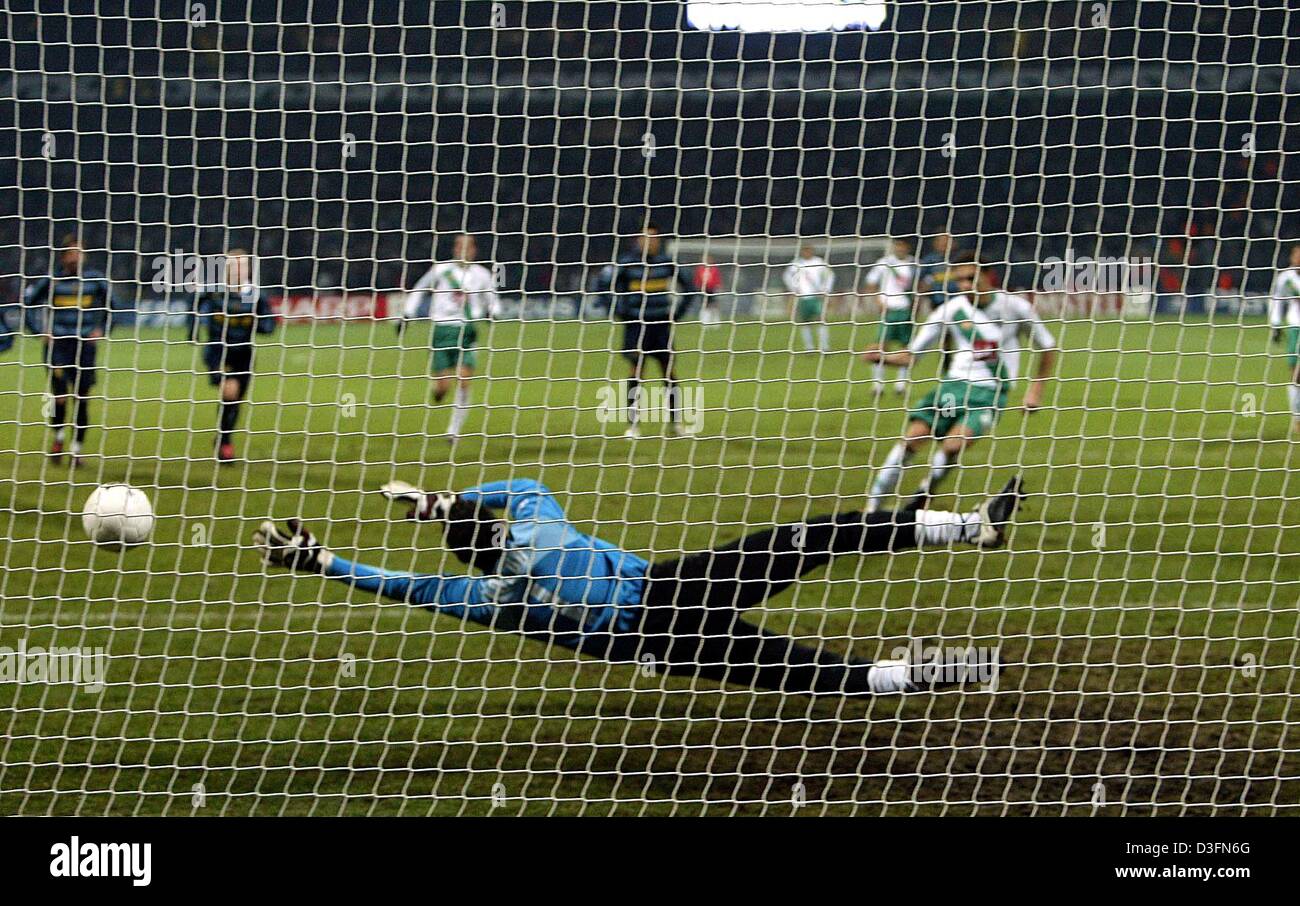 (dpa) - Bremen defender Valerien Ismael (back, R) shoots past diving ...