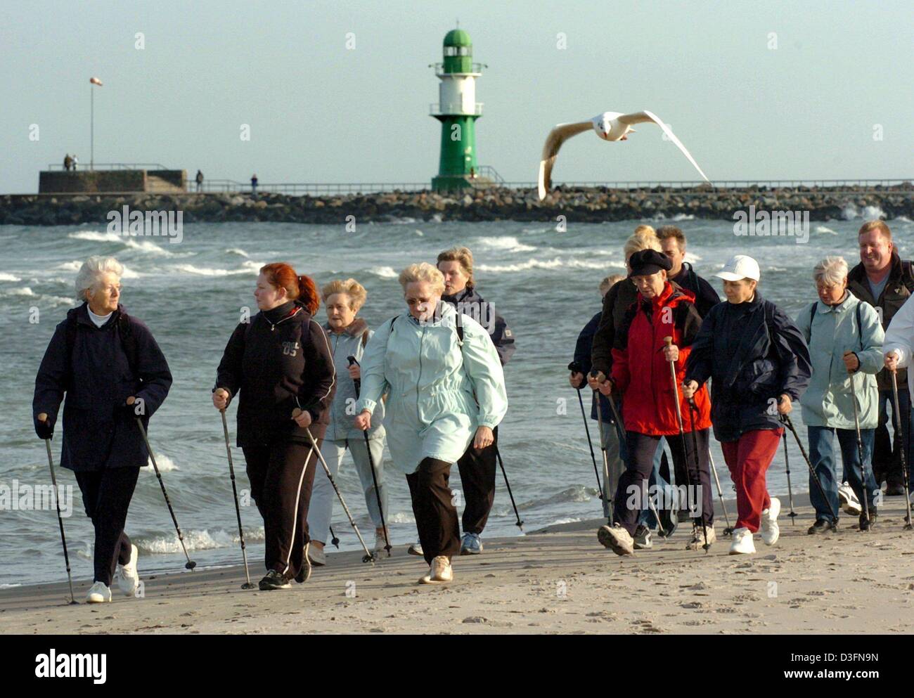 (dpa) - A group of people partakes in a tour of the 'climatic movement ...