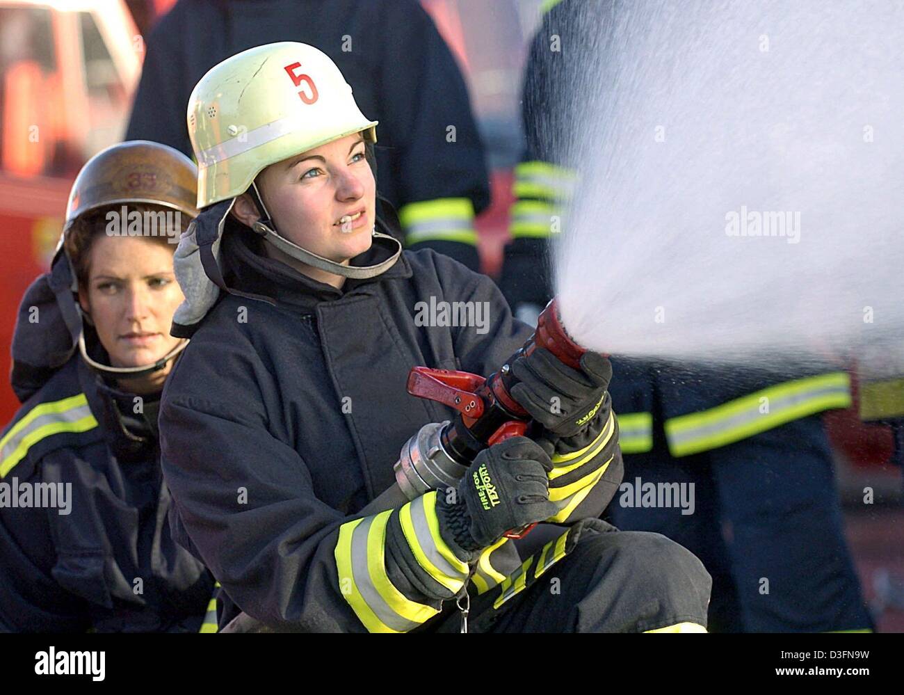 (dpa) - Janine Eismann (R) of the Frankfurt, Germany, fire brigade and ...