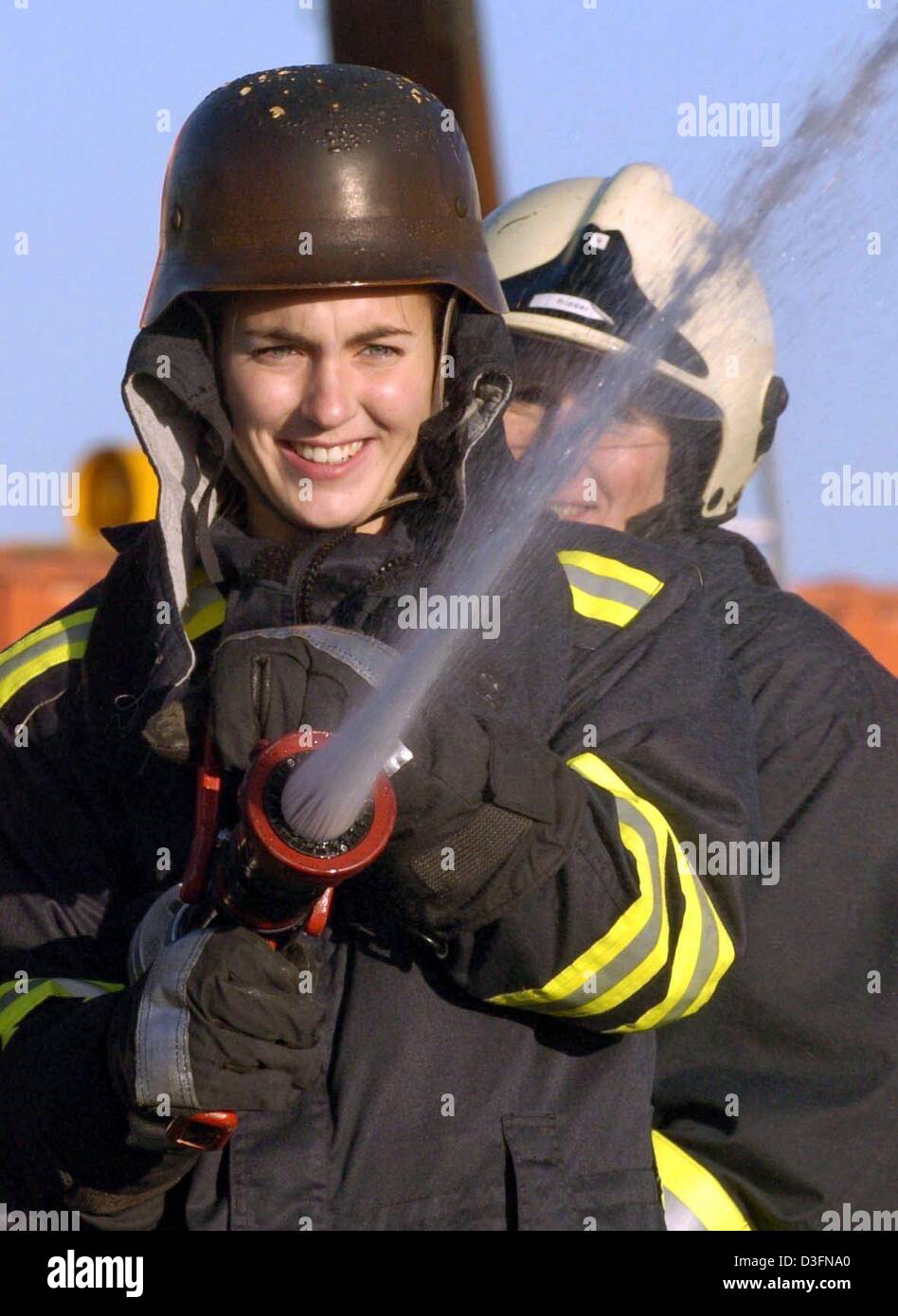 (dpa) - Two firefighters take part in a fire drill in Flensburg ...