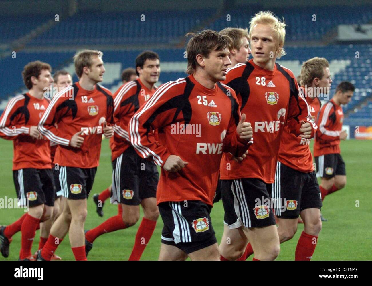 (dpa) - Leverkusen's players Paul Freier, Daniel Bierofka, Marko Babic ...