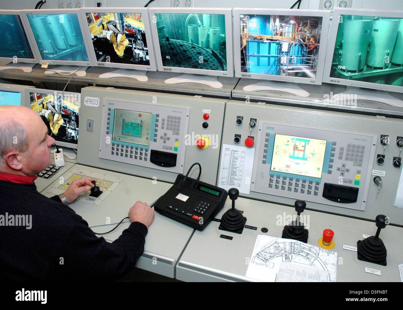 (dpa) - Employee Reinhard Schulz in the control centre supervises the ...