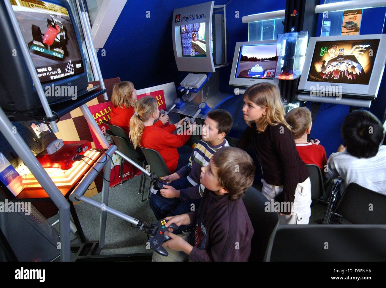 (dpa) - Pupils play computer games in the German games museum in ...