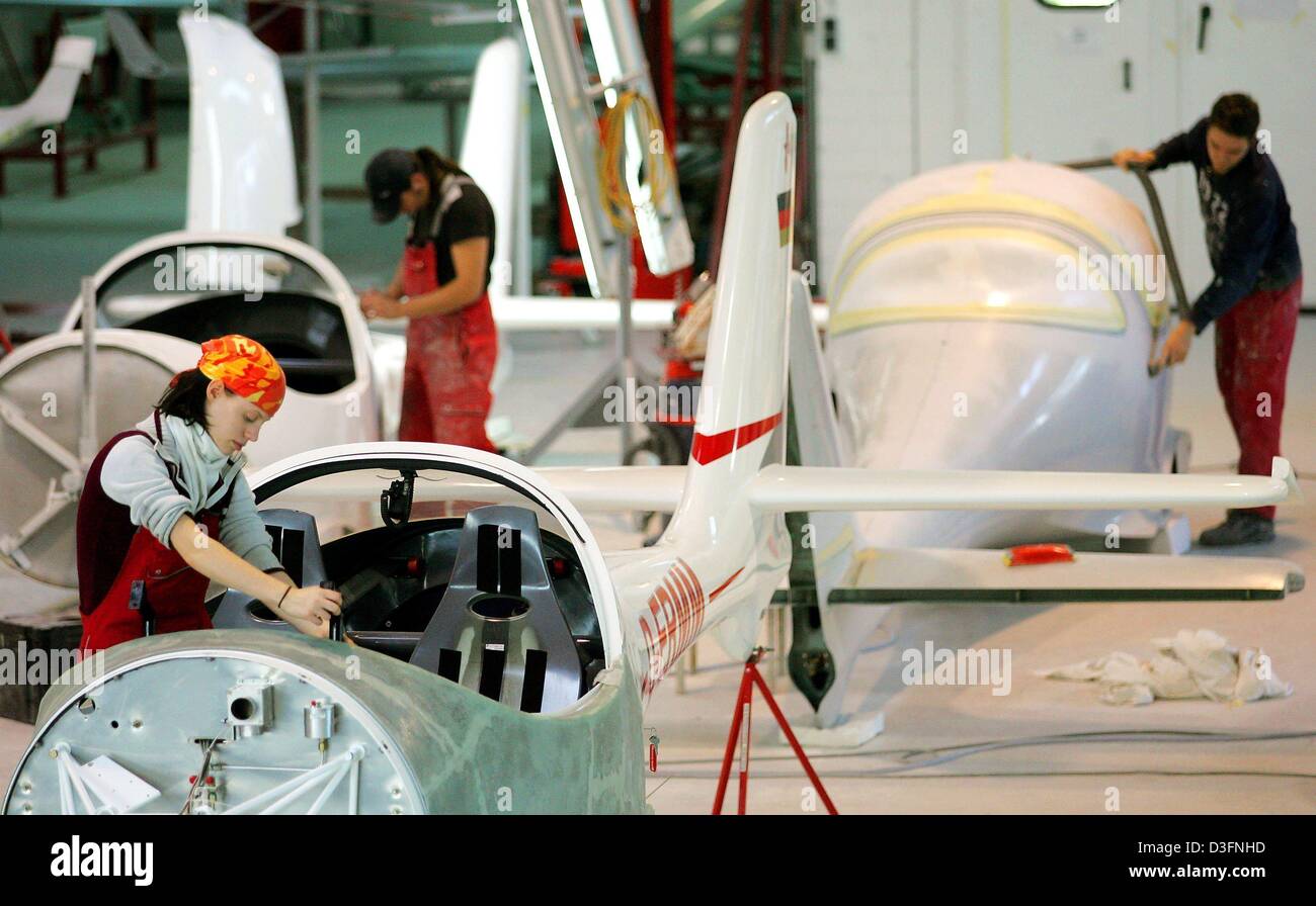 (dpa) - Apprentice Romi Wunderlich (front) works on an Aquila A210 ...