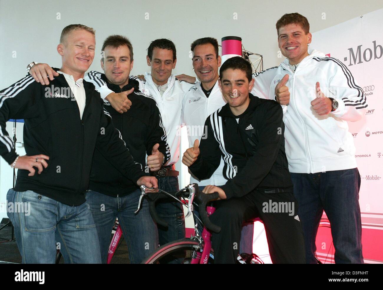 (dpa) - The cyclists of team T-Mobile, (from L:) Aleksandr Vinokurov ...