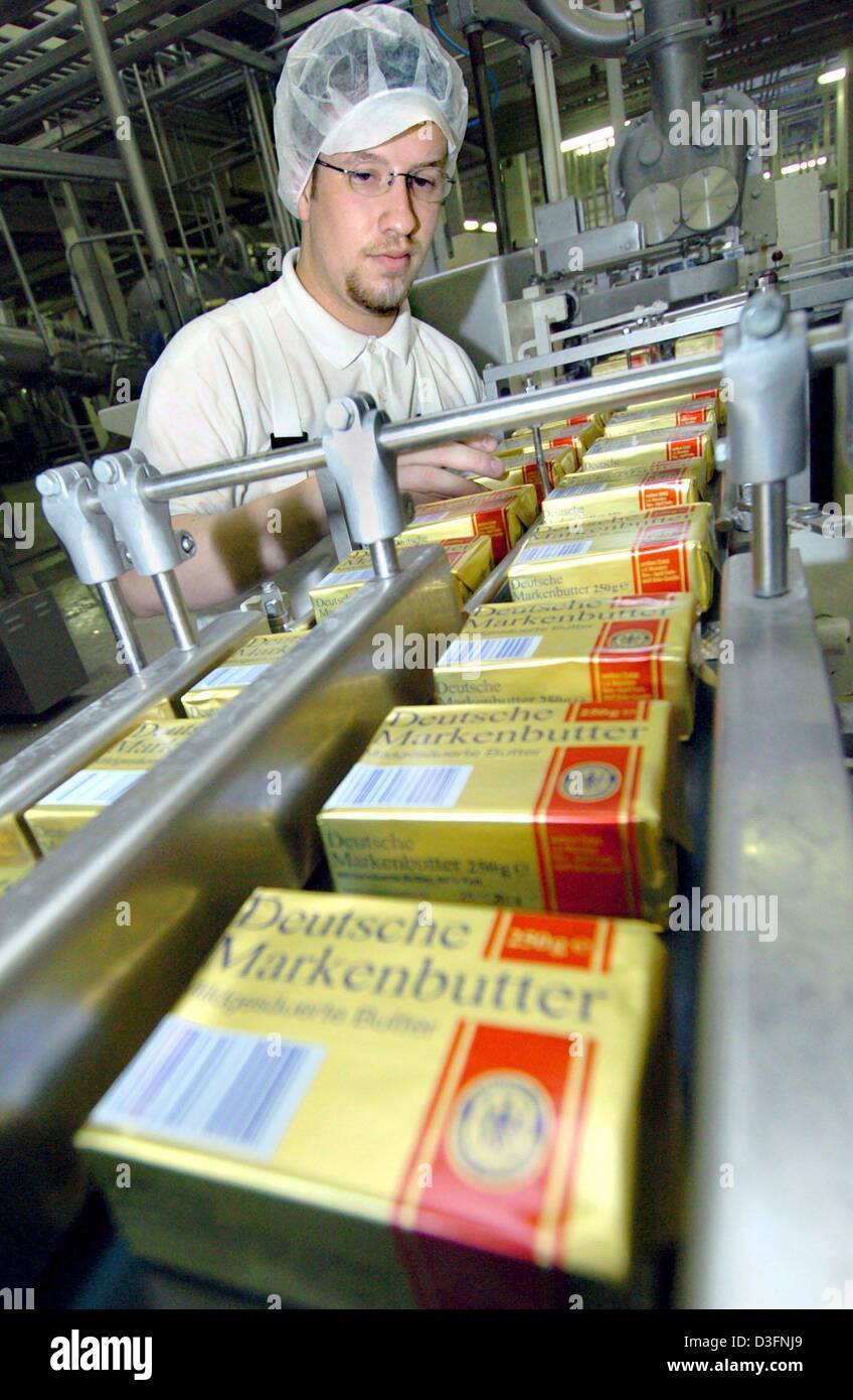 (dpa) - Marcus Eisermann checks the packaging plant for 'Deutsche ...