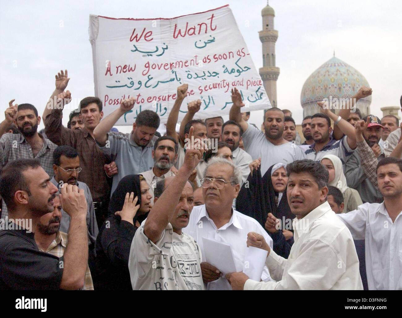 (dpa) - Iraqis stage a rally in front of the Palestine hotel in Baghdad ...