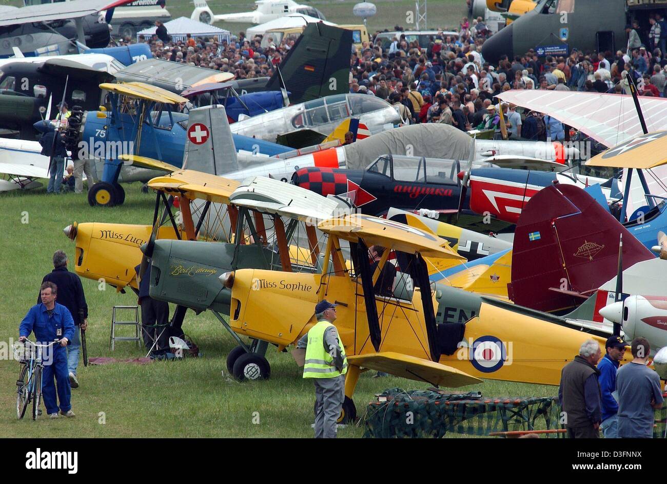 (dpa) - Thousands of visitors came to see the about 200 historic ...