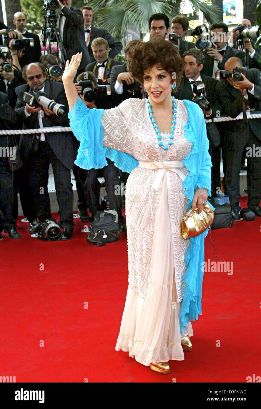 (dpa) - Italian diva Gina Lollobrigida waves her hand and smiles while ...