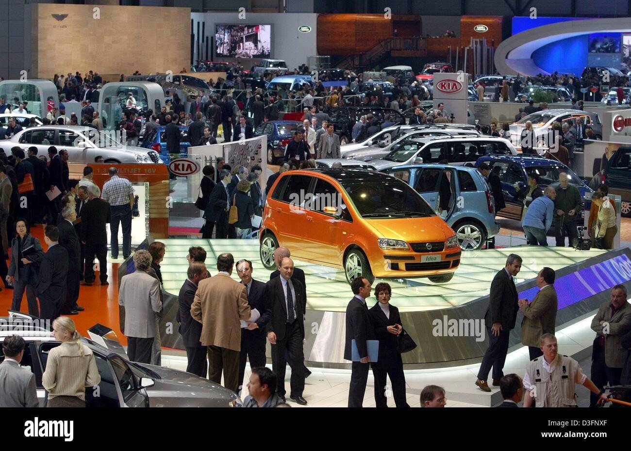 (dpa) - Visitors stroll through the exhibition hall at the Geneva ...
