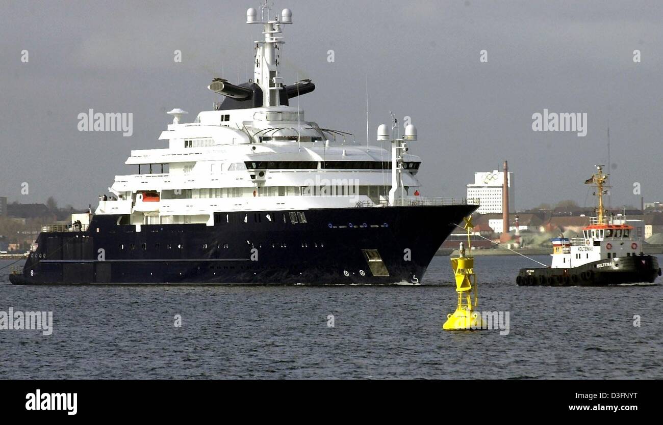 (dpa) - A tugboat pulls the super yacht 'Octopus' from the dockyard ...