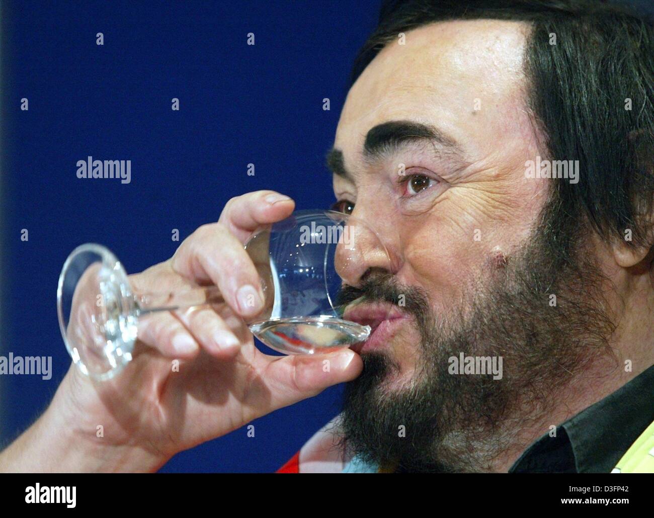 (dpa) - Italian star tenor Luciano Pavarotti takes a sip of water ...
