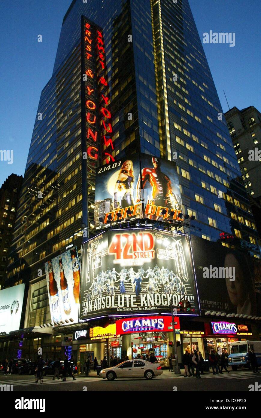 Times square 2003 hi-res stock photography and images - Alamy