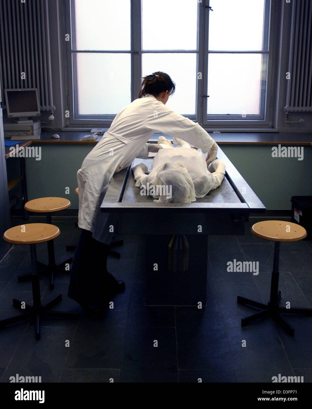 (dpa) - A student learns how to dissect a body during an anatomy lesson ...
