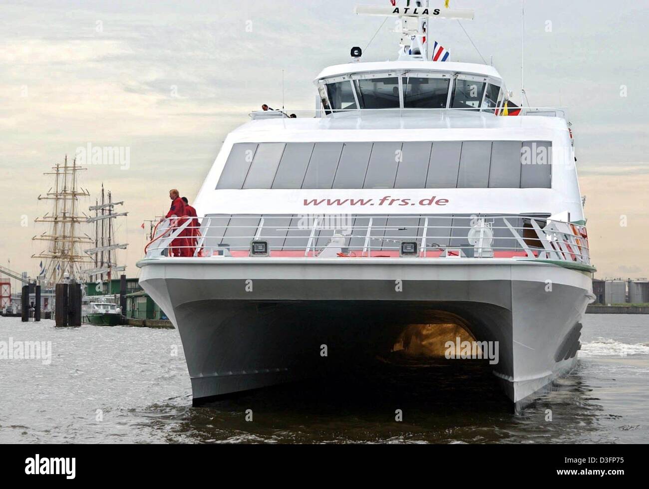 (dpa) - The catamaran 'Halunder Jet' is landing in Hamburg for the ...