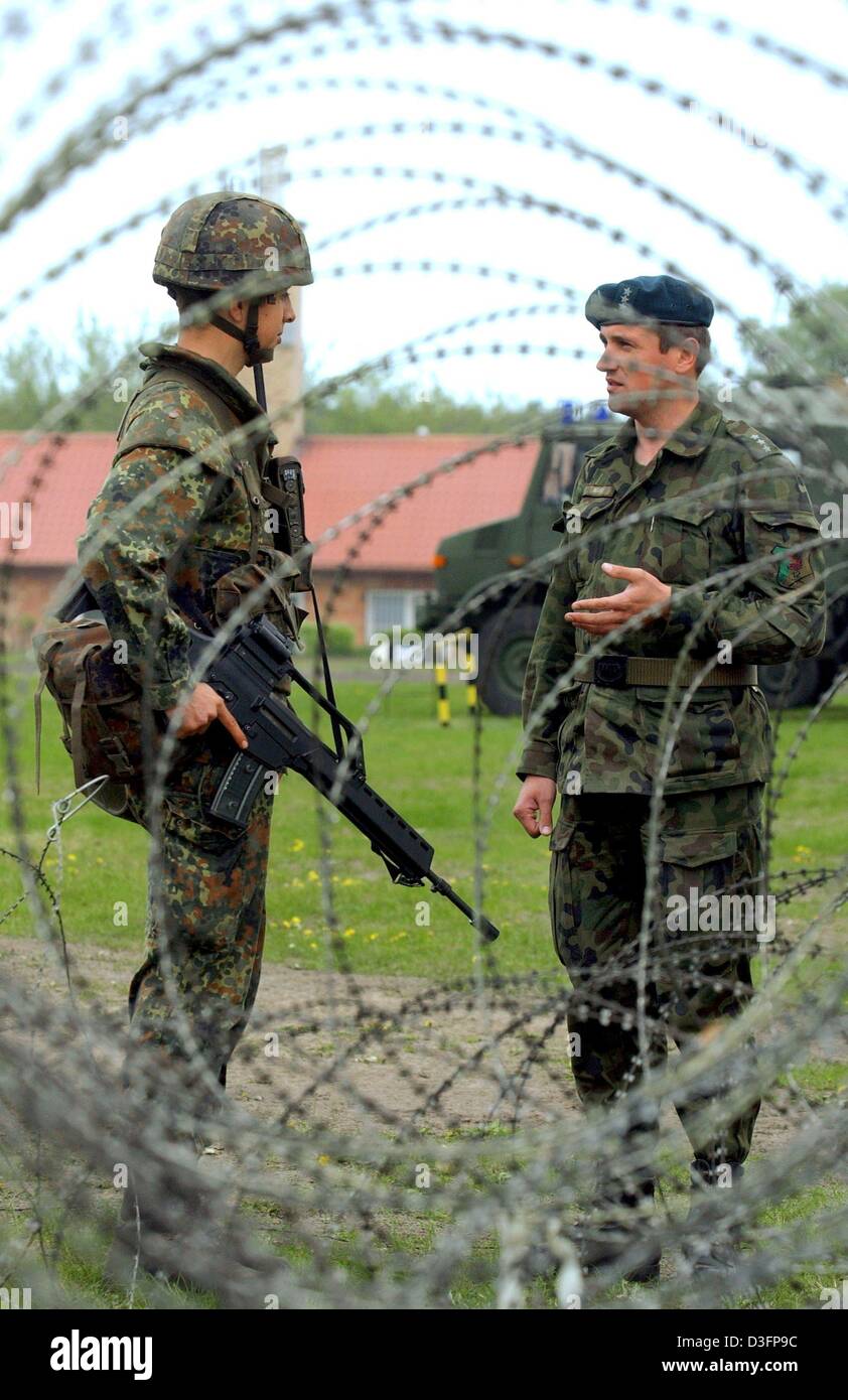 (dpa) - Lance Corporal Steve Danielczyk (L) of the Armored Infantry ...