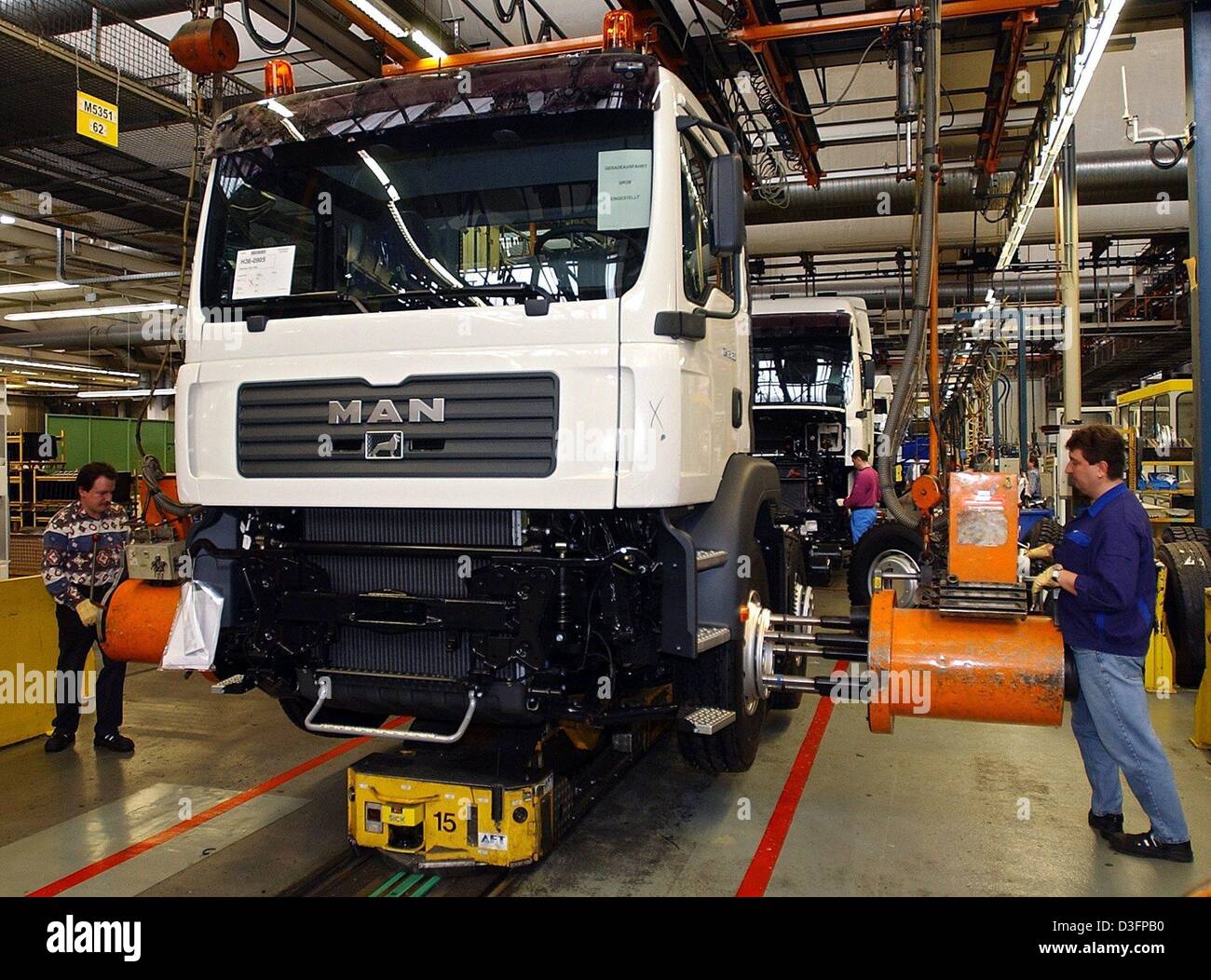 (dpa) - Two workers of the commercial vehicle manufacturer MAN put the ...