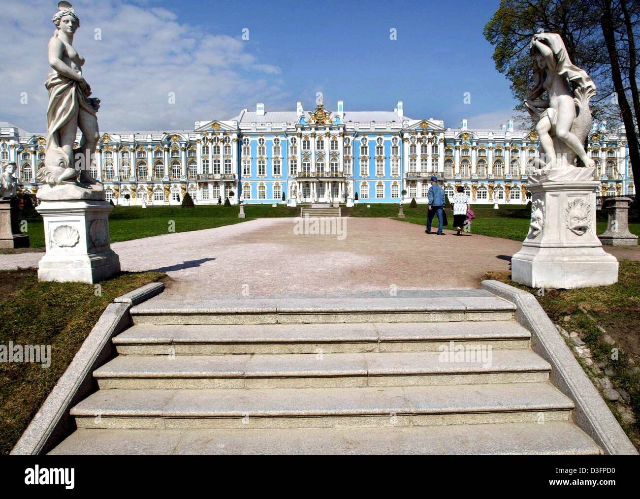 (dpa) - A view of the front facade of the Catherine Palace in Pushkin ...