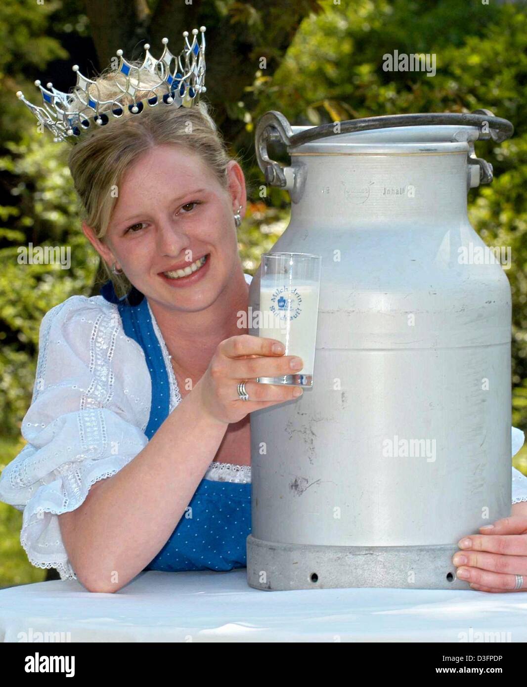 (dpa) - Marie-Luise Schneider, the new queen of milk, stands next to a ...