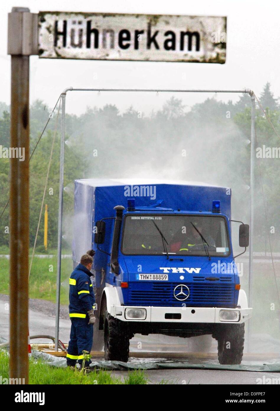 (dpa) - Members of the German Technical Help Network (THW) disinfect ...
