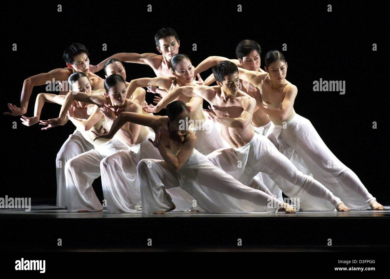 White' performed by cloud gate dance hi-res stock photography and ...