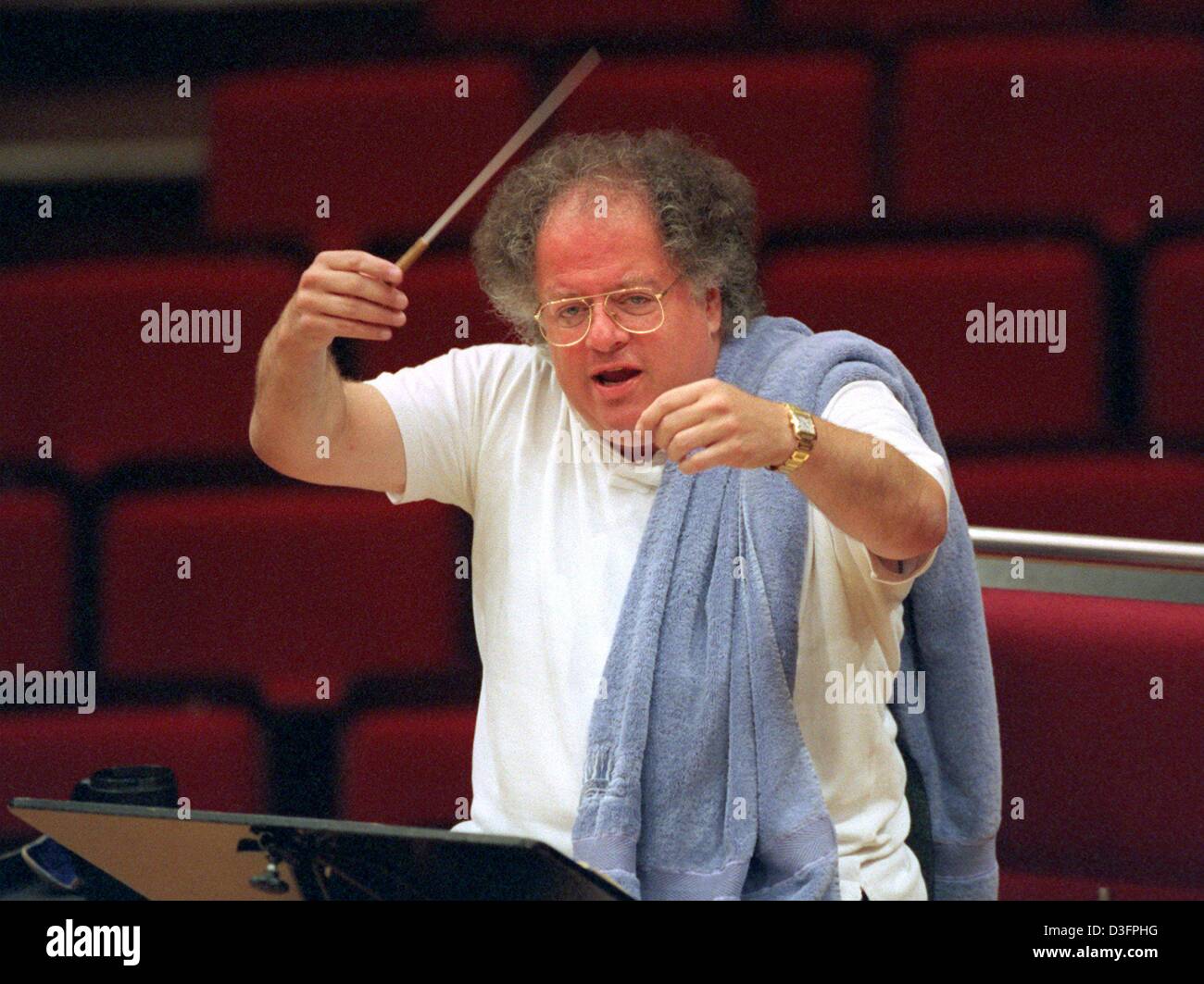 (dpa files) - American pianist and conductor James Levine conducts with ...