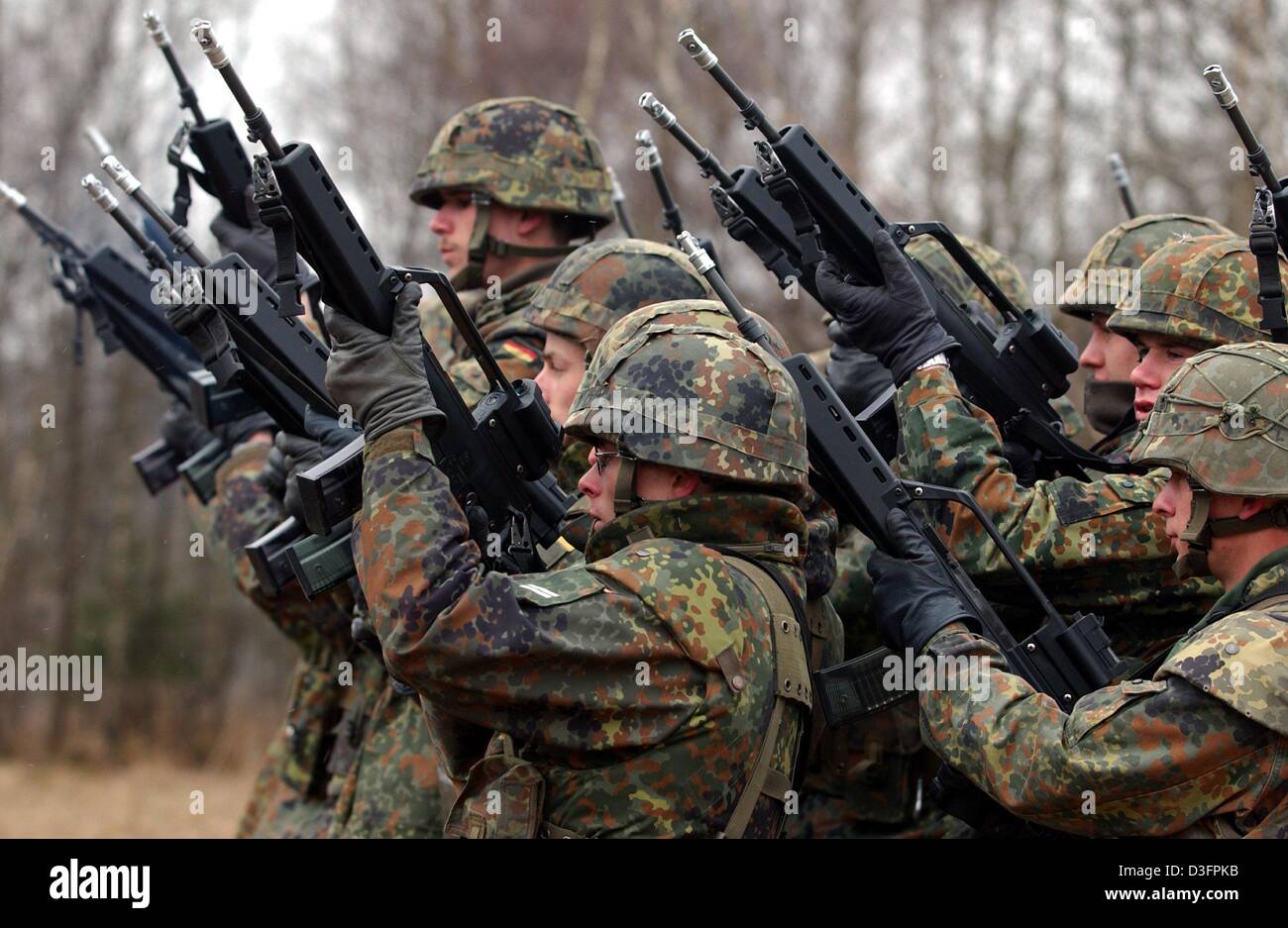 (dpa) - Soldiers of the German hold up the tip of their rifles in order ...