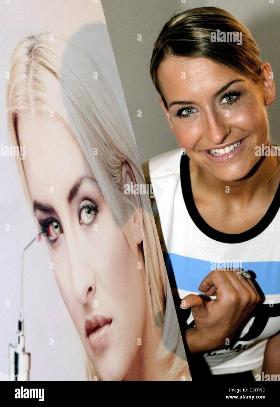 (dpa) - German popstar Sarah Connor shows a photo of herself in the a ...