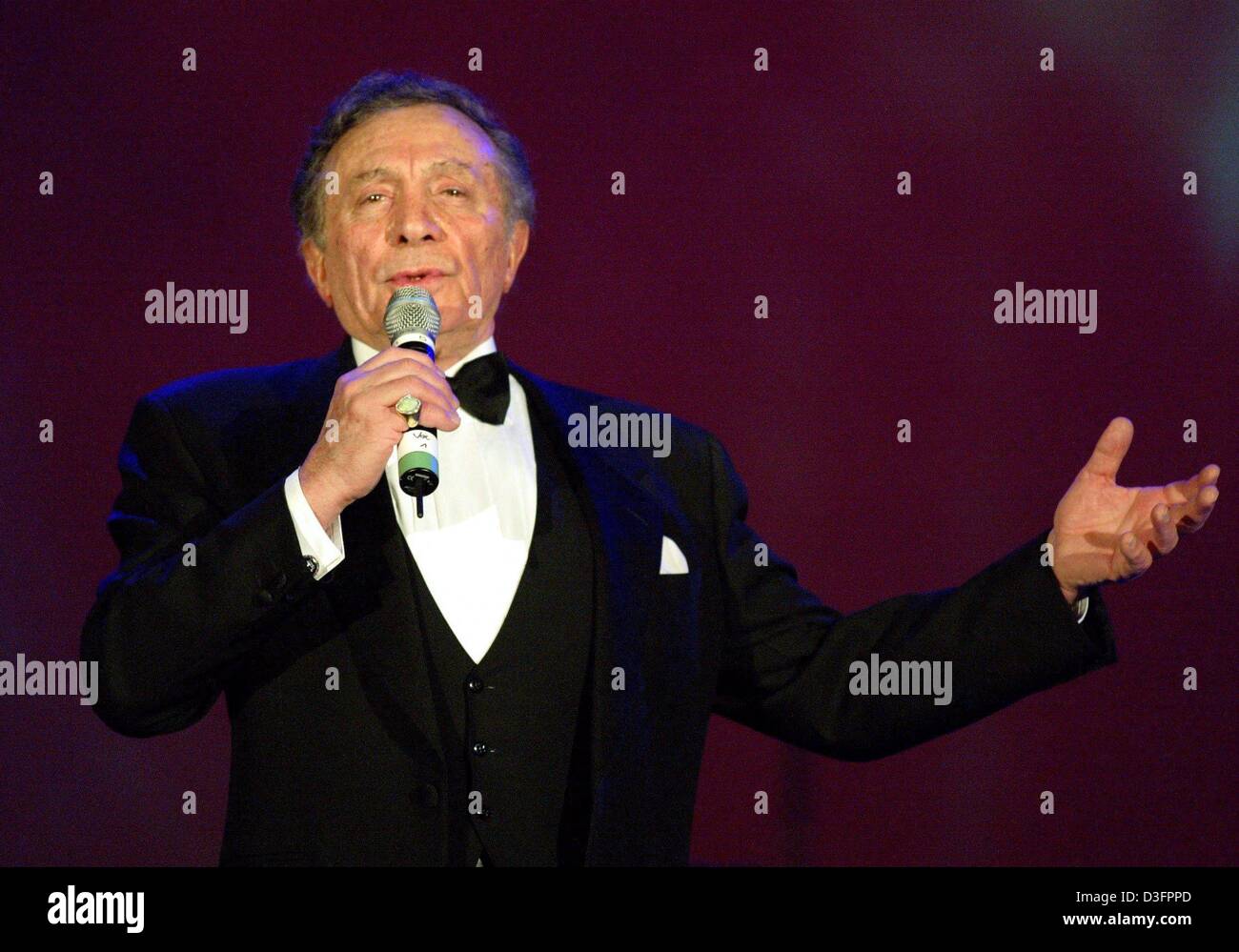 (dpa) - 76-year-old US singer Al Martino sings during the 'Radio ...