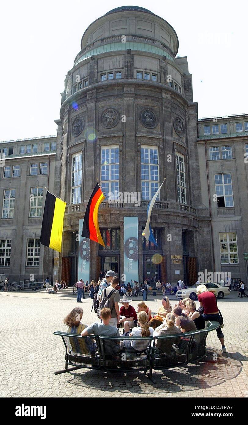 (dpa) - The flags of Munich (L), of Germany (C) and of Bavaria (R) fly ...