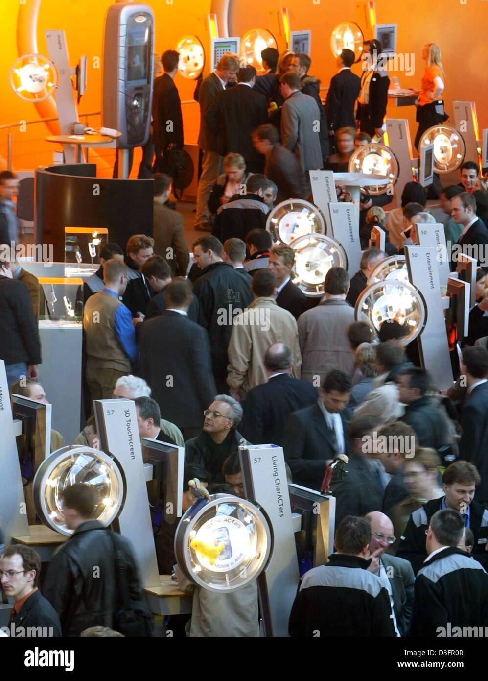 (dpa) - Visitors crowd at the Siemens market stand at the world's ...