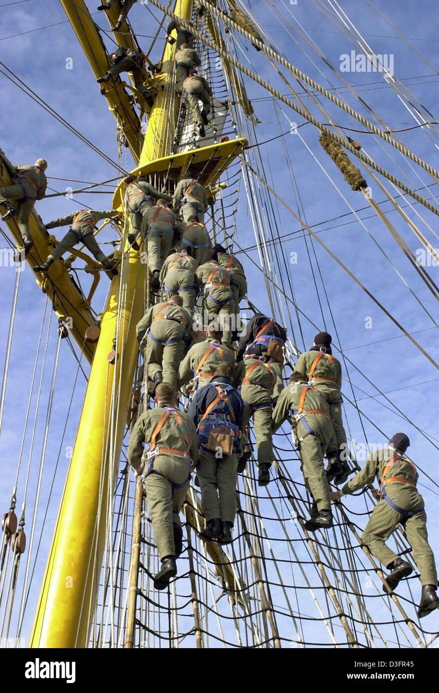 (dpa) - Cadets climb up the 42m high mast of the 'Gorch Fock', a square ...