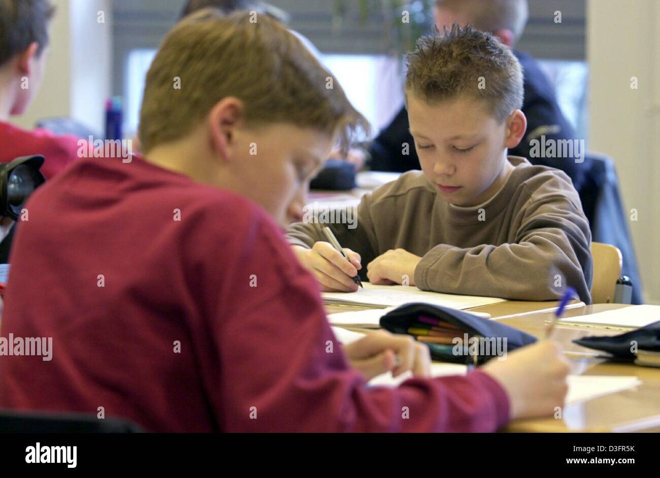 Secondary pupils go to school hi-res stock photography and images - Alamy