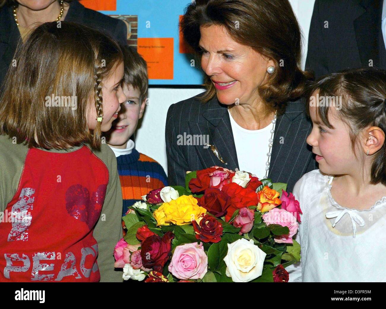 (dpa) - Elementary schoolchildren Nikita-Marie Albert (L), Dominique ...