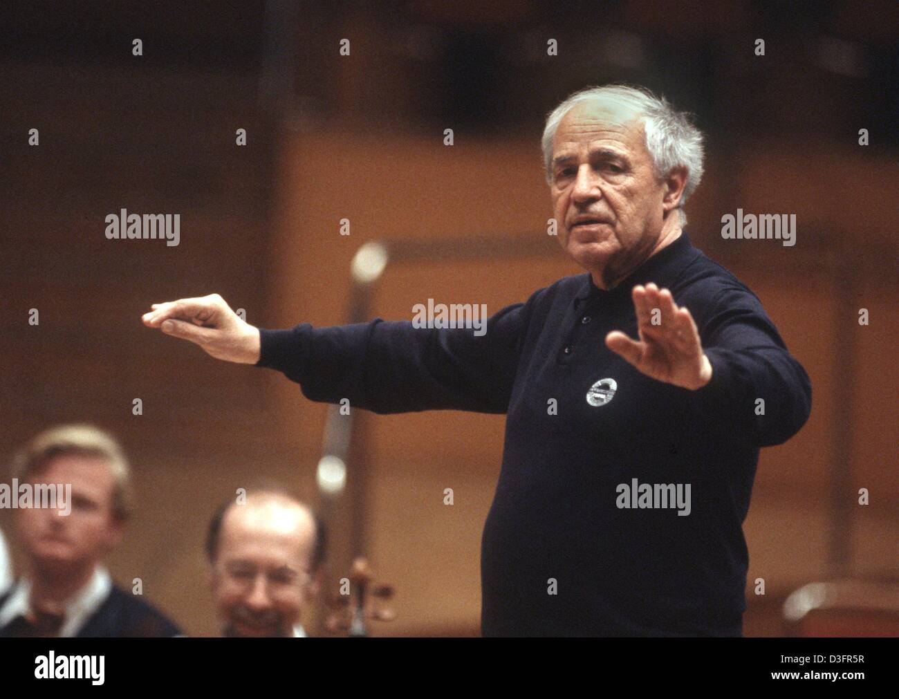 (dpa files) - French composer and conductor Pierre Boulez conducts the ...