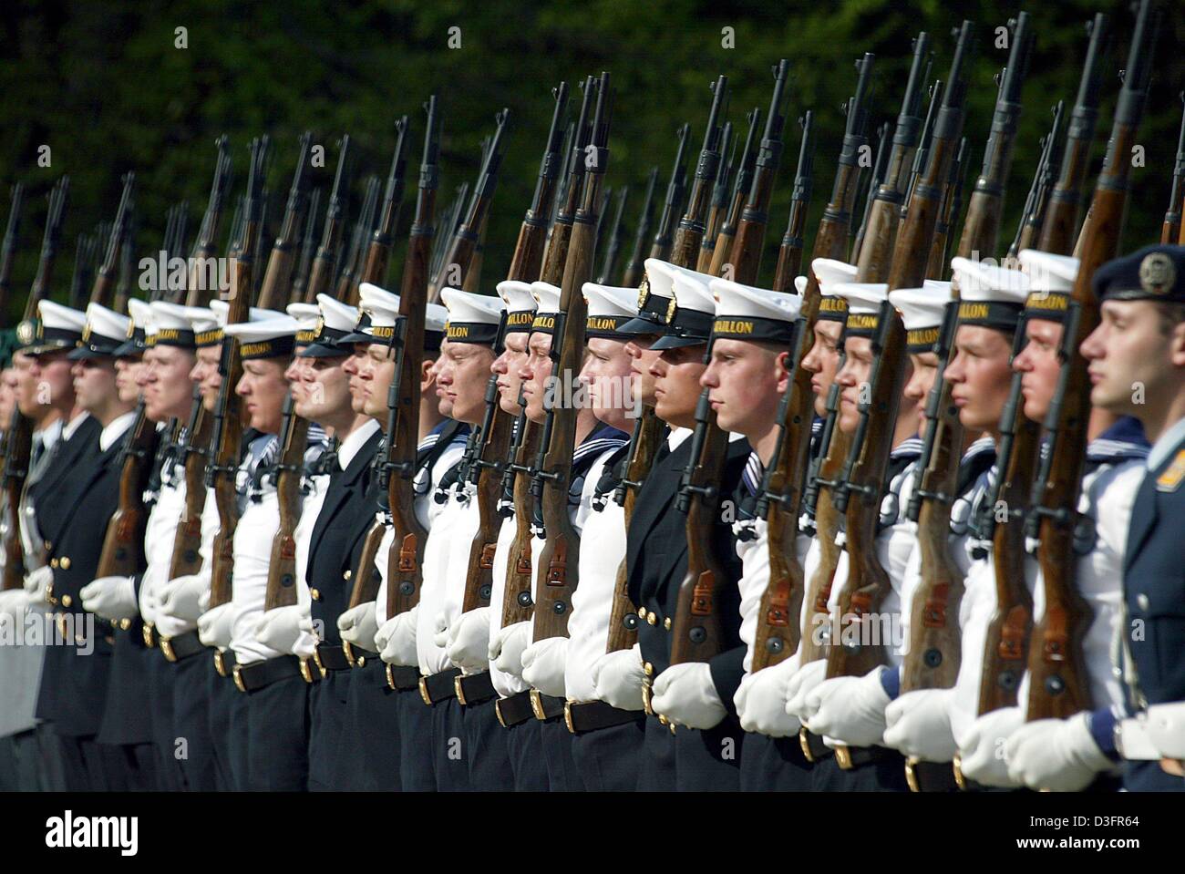 (dpa) - Soldiers of the Watch Batallion of the German Bundeswehr stand ...