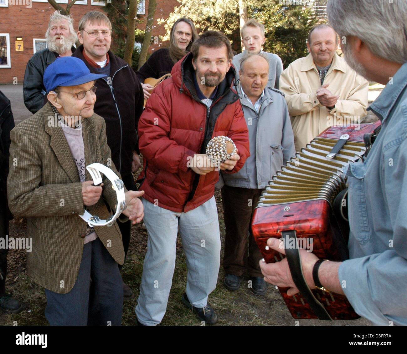 (dpa) - Homeless people play music: Christian Ritter (R) plays the ...