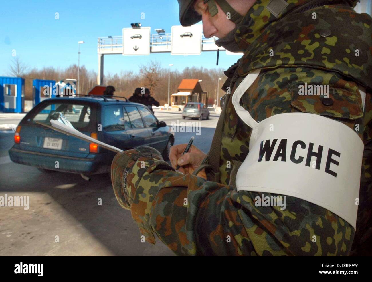 (dpa) - A soldier of the German Bundeswehr, whose armlet reads 'Wache ...