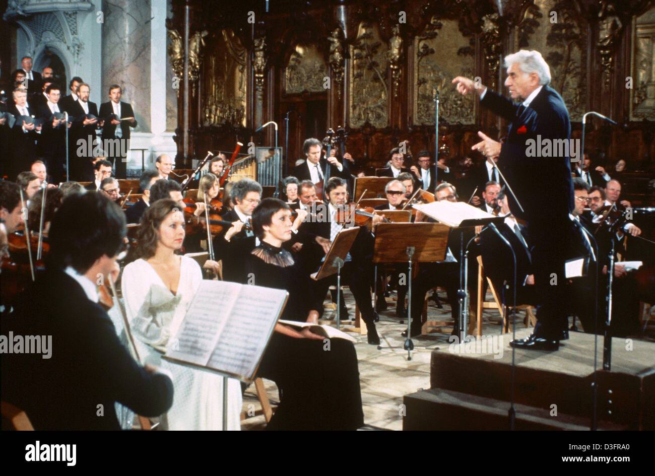 Leonard bernstein conducting hi-res stock photography and images - Alamy