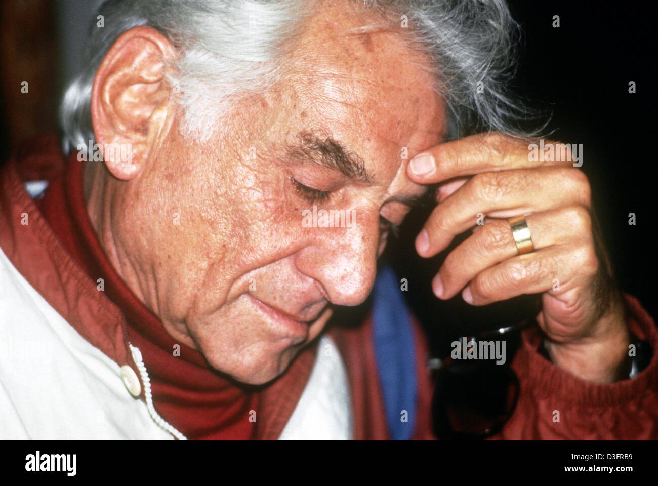 (dpa files) - US conductor, composer and writer Leonard Bernstein looks ...