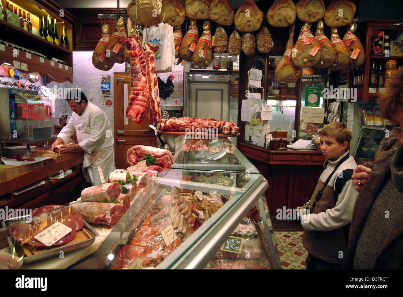 (dpa files) - A view into a butchery on the Ile Saint-Louis, the little ...