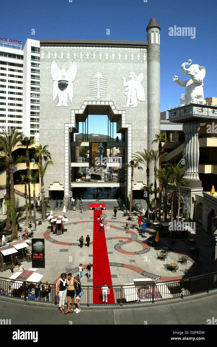 (dpa) - A view of the Hollywood & Highland Center on the Hollywood ...