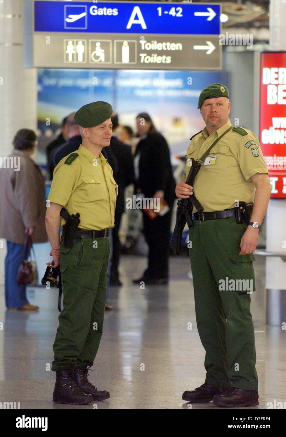 (dpa) - Armed officers of the German federal border guard patrol the ...