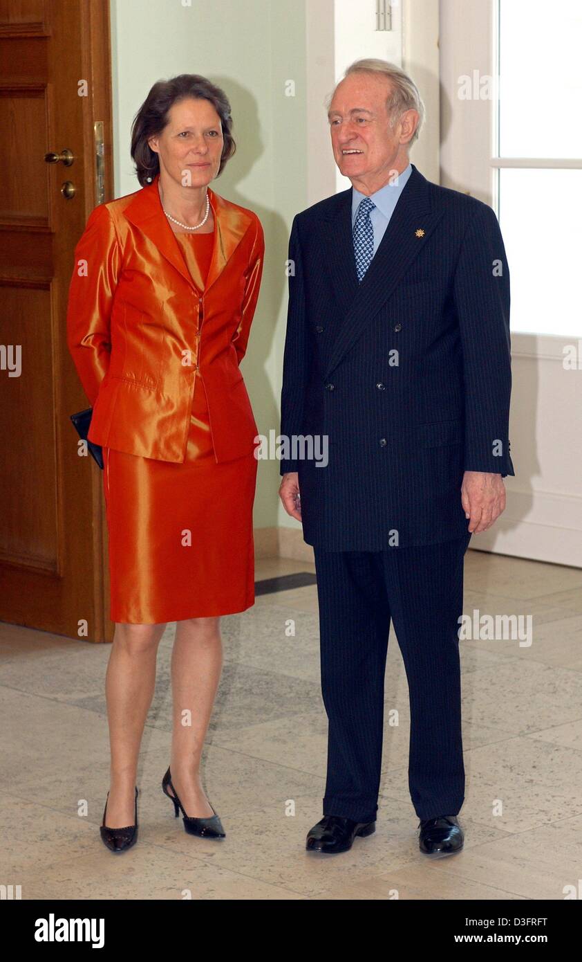 (dpa) - The German president Johannes Rau and his wife Christina pose ...