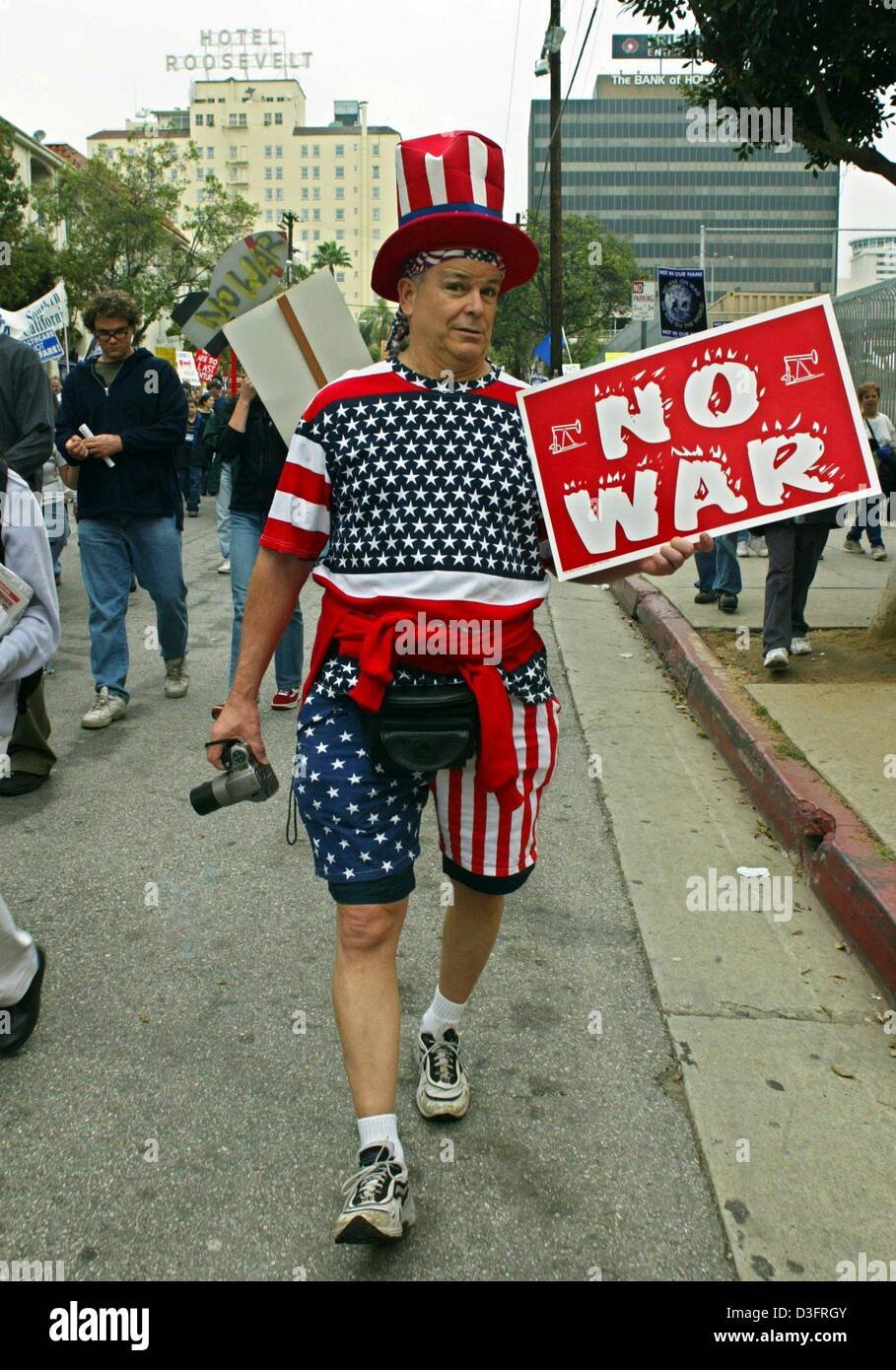 (dpa) - A man dressed as Uncle Sam carries a 'No war' placard to ...